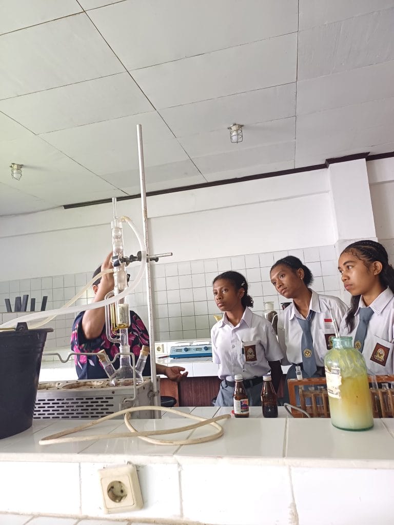 PRODI KIMIA MENYELENGGARAKAN KEGIATAN OPEN LAB - Fakultas Matematika ...